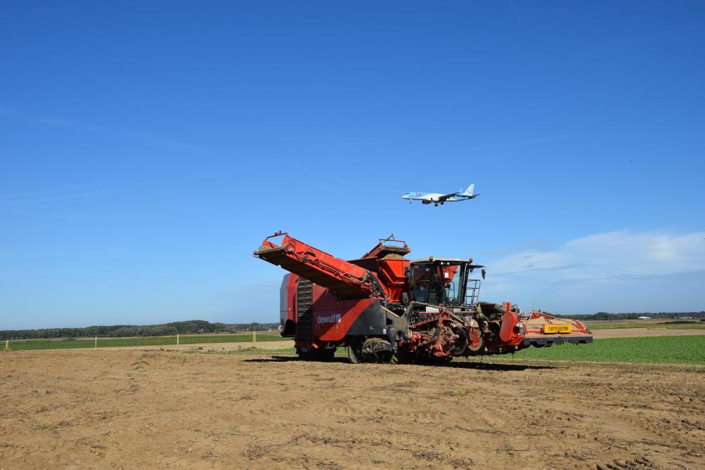 Aardappelrooiers en -poters: plantcombinatie en vierrijige rooier ...